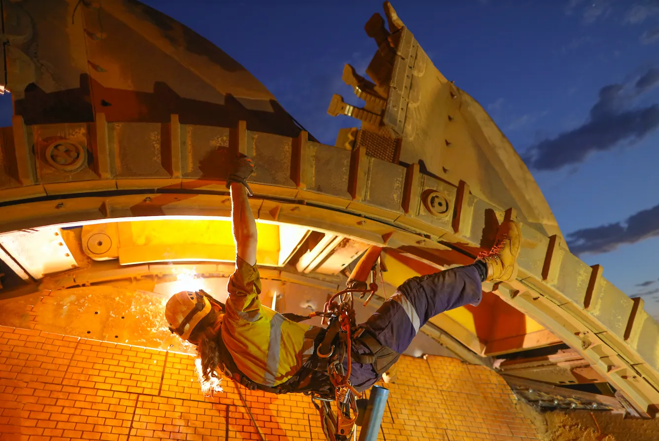 FIRST AID FOR FALLS FROM HEIGHTS IN HIGH-RISK INDUSTRIES