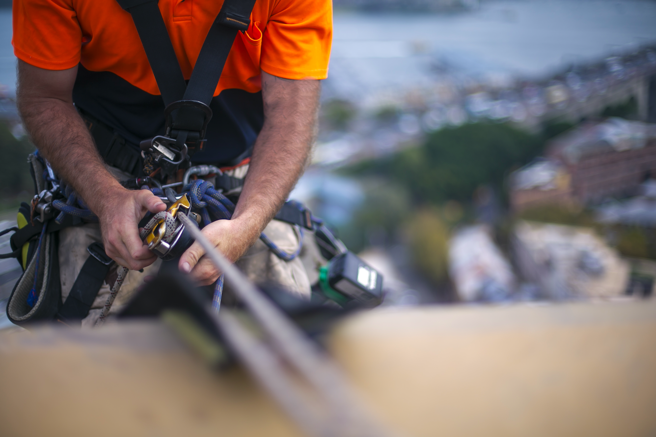 FIRST AID FOR FALLS FROM HEIGHTS IN HIGH-RISK INDUSTRIES