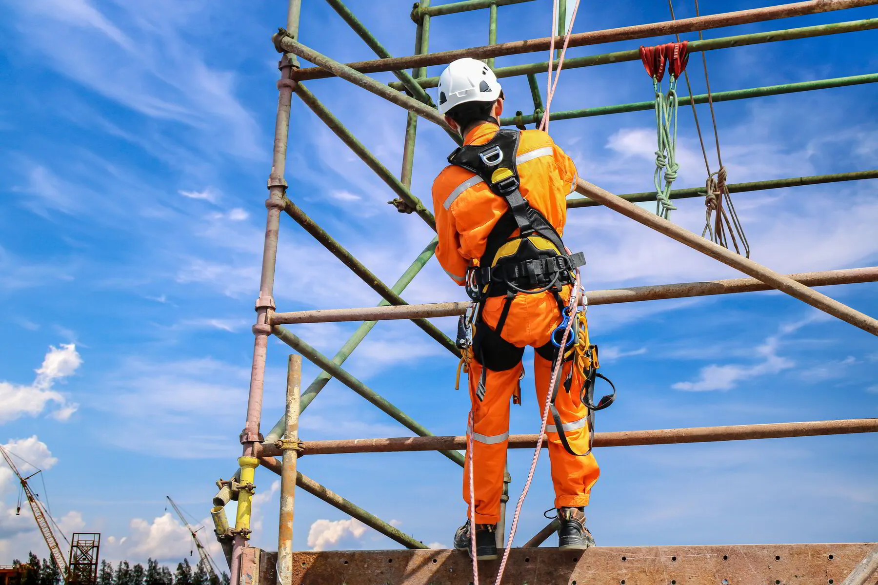 A GUIDE TO FALL PROTECTION PLAN DEVELOPMENT