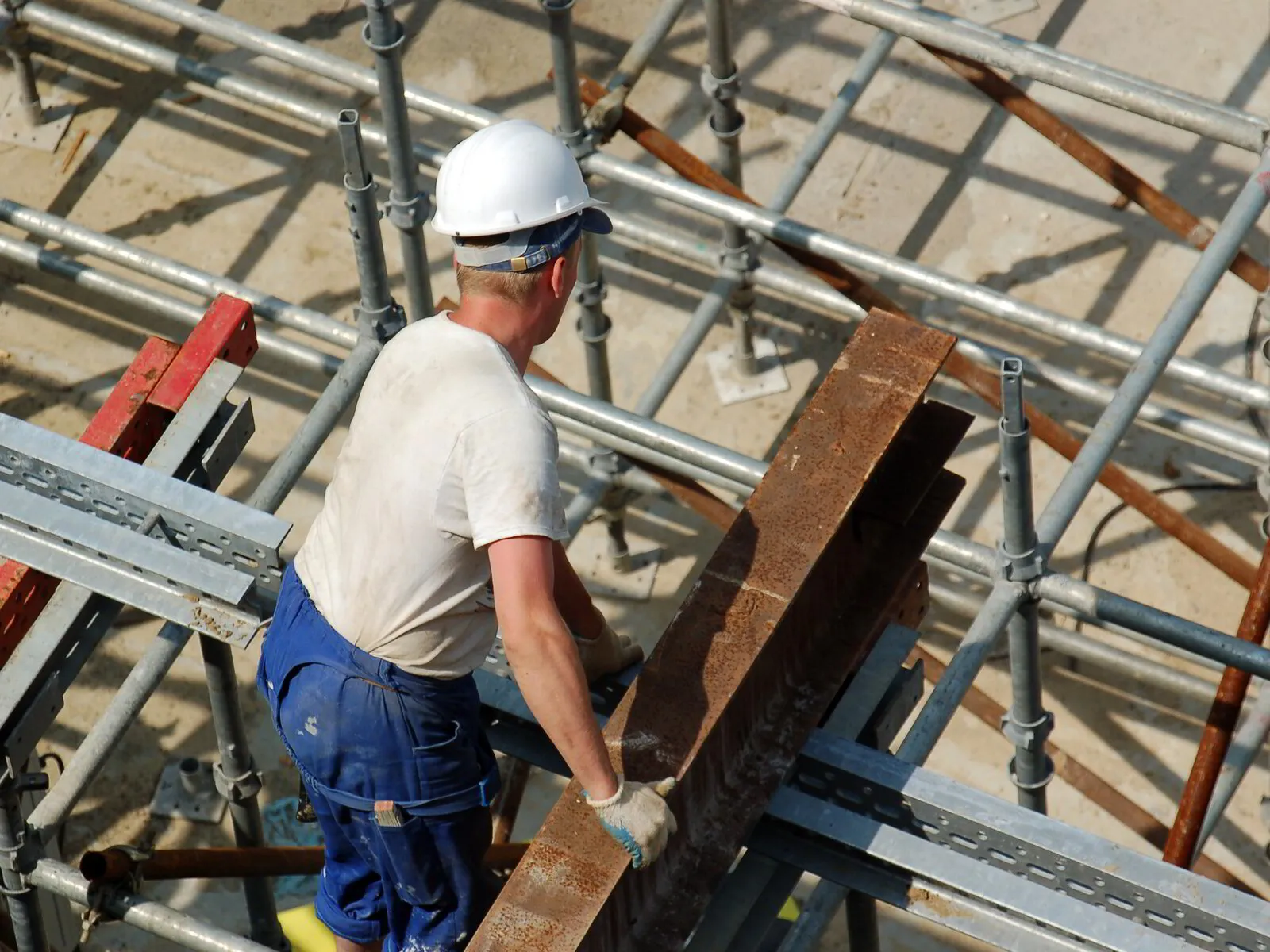 TOP 10 HAZARDS IN THE WORKPLACE AND HOW TO CONTROL THEM.