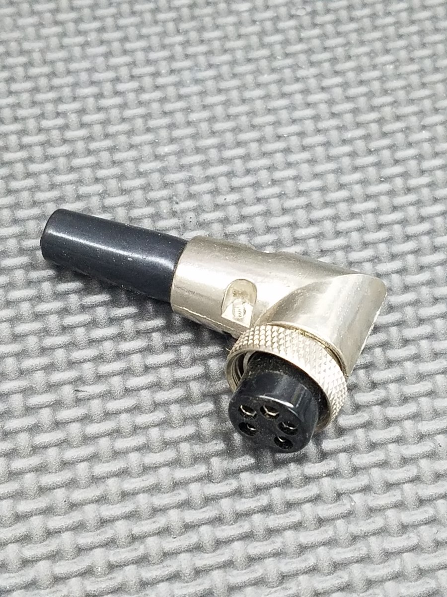 Right angle 5 pin mic plug