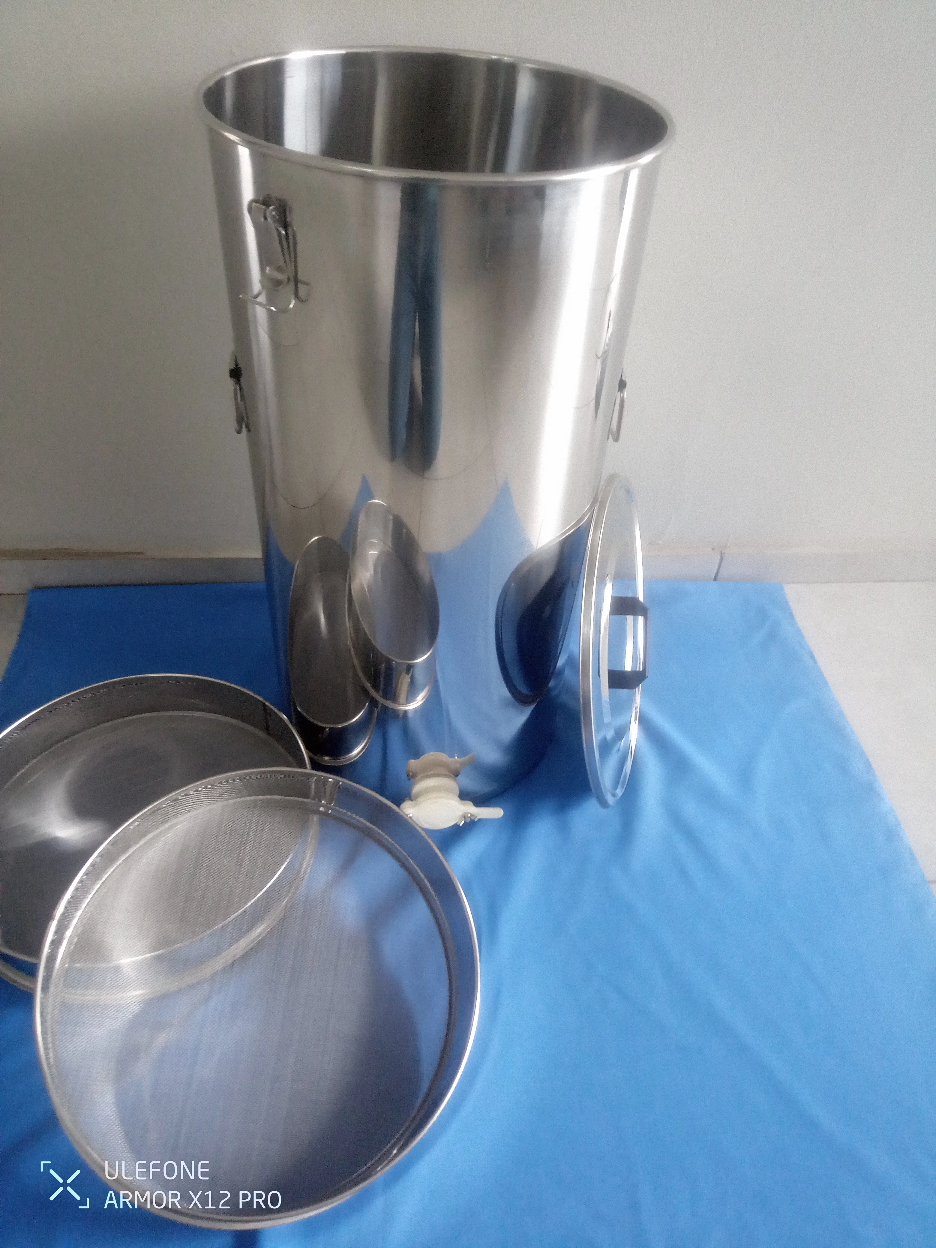 Honey Settling Tank, 70 liter with double strainer
