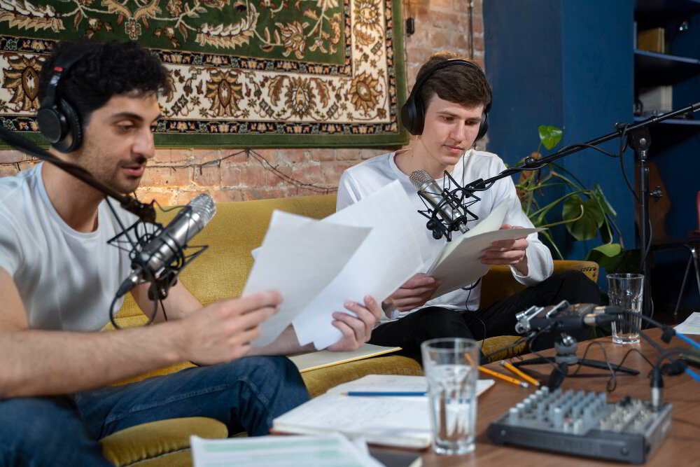 How does a journalist work as a freelancer?