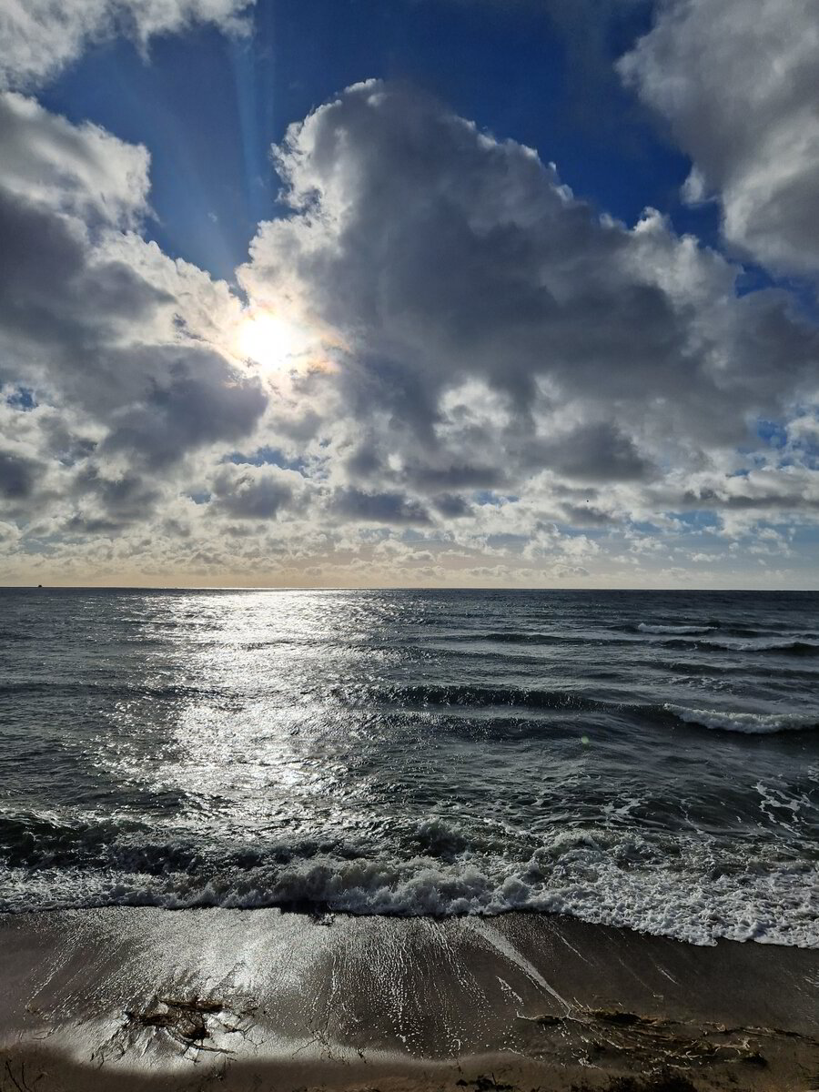Reflektioner vid strandkanten
