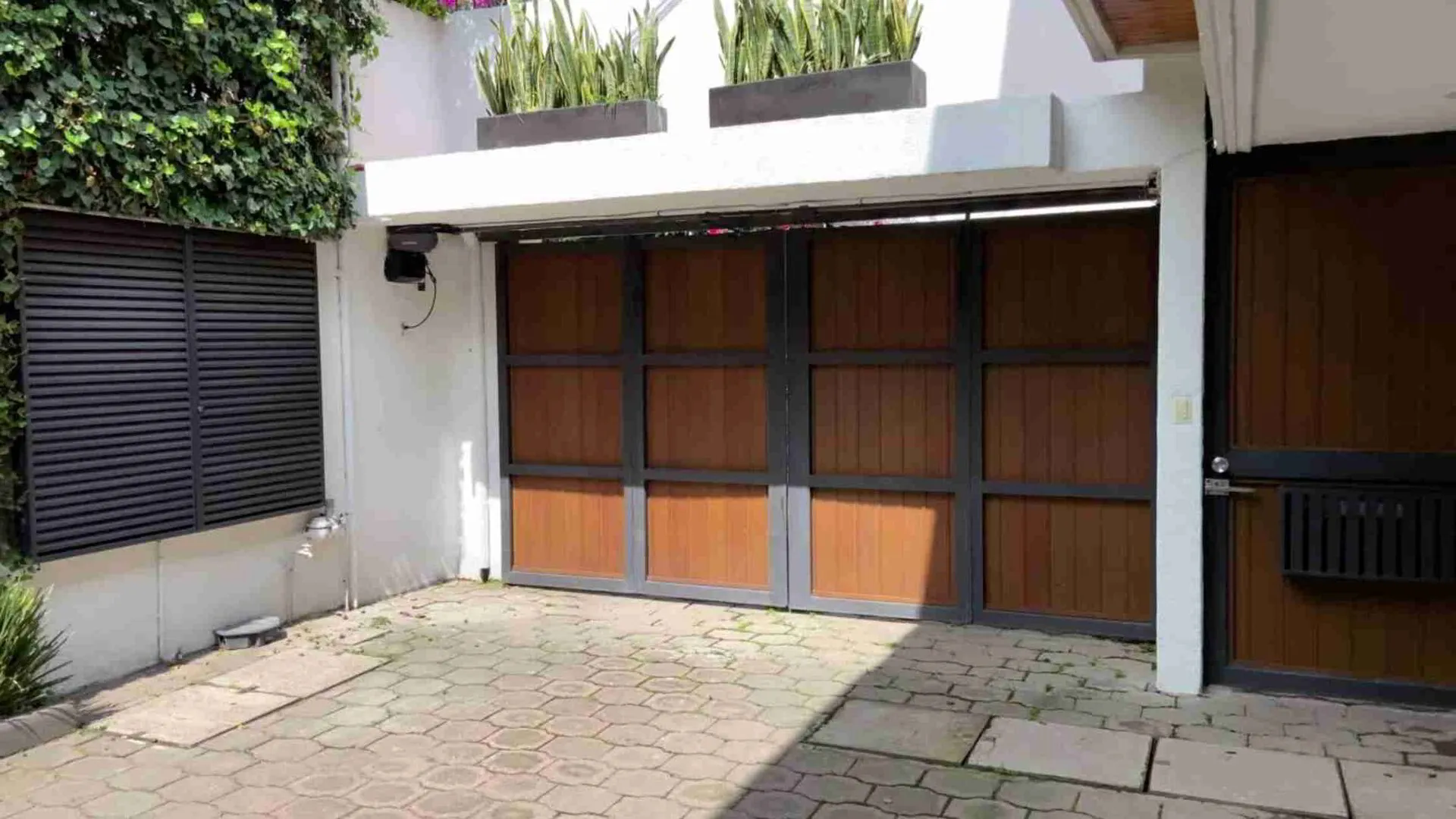 10 Common Garage Door Problems in Texas and Their Solutions