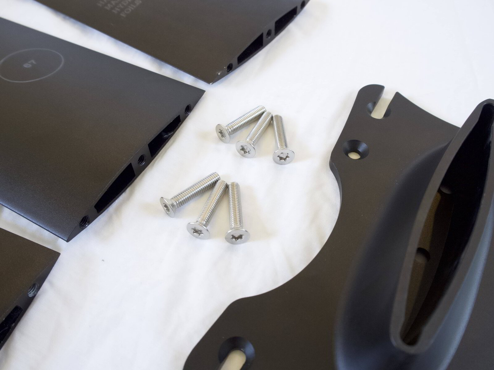 Flukes Aero Aluminum Hydrofoil Mast Package: 3 x Masts + Base + Screws