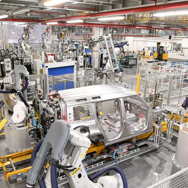 JLR confirms Nitra’s electric future as it celebrates the plant’s 5th ...