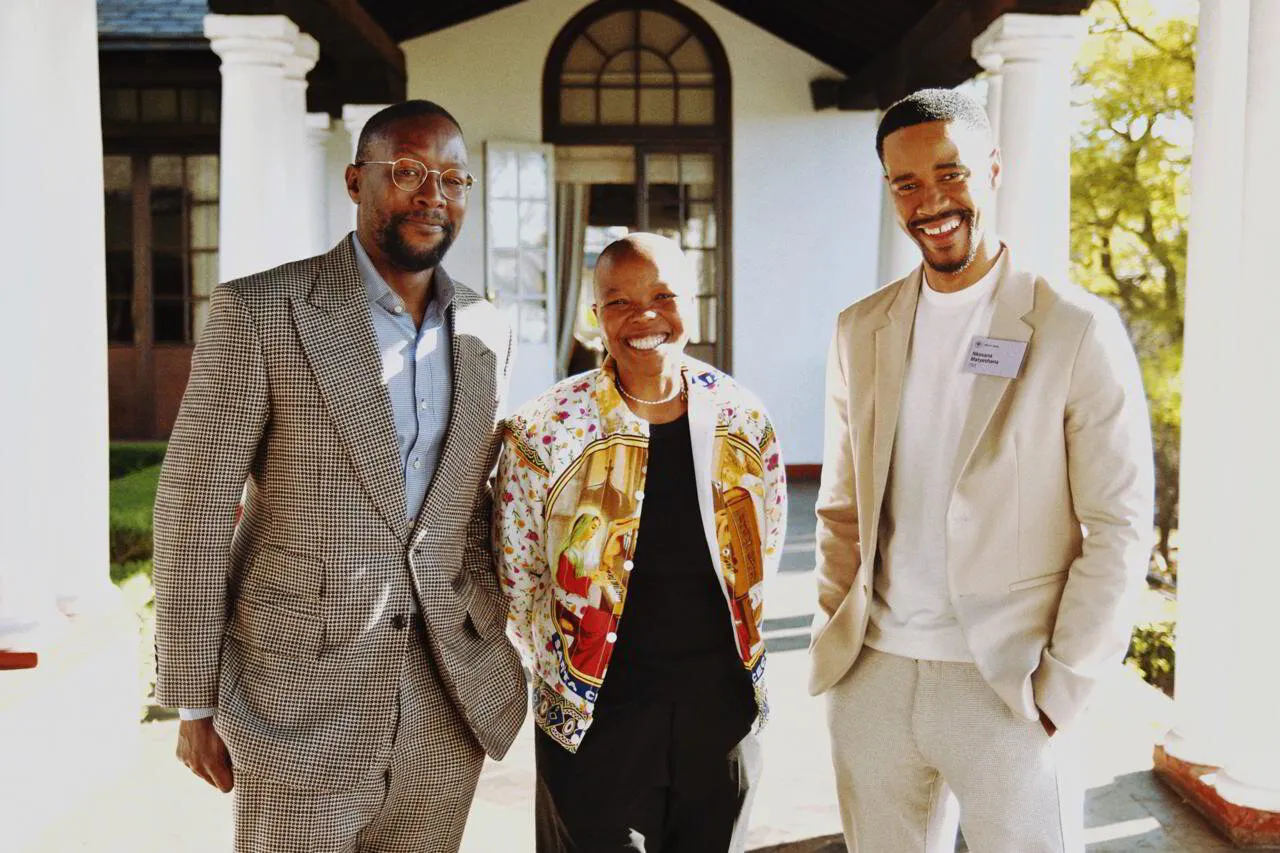 Thato Toeba receives the 2025 FNB Art Prize