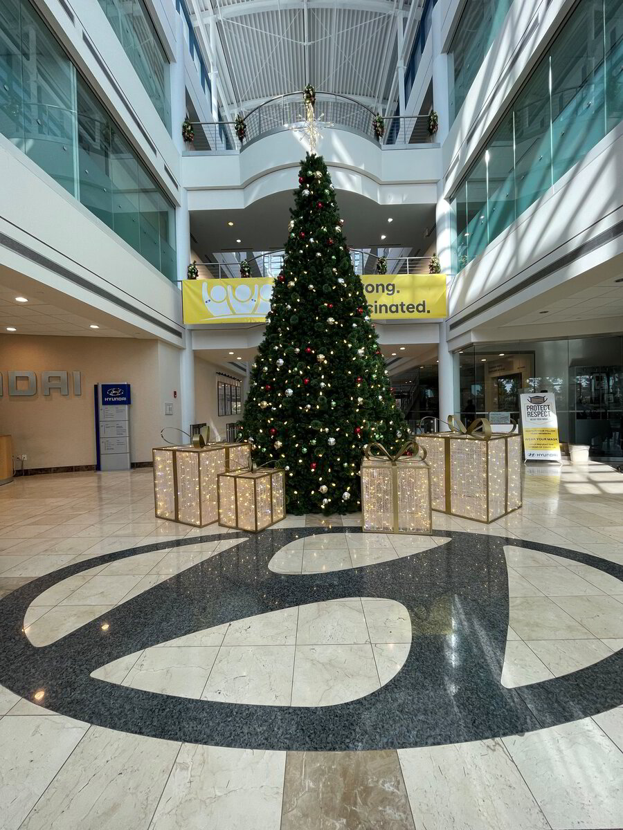 How Do Giant Christmas Trees Enhance the Customer Experience in ...