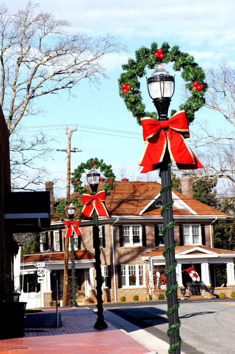 Christmas Pole Decorations: Pole Mounted Christmas Decorations for ...