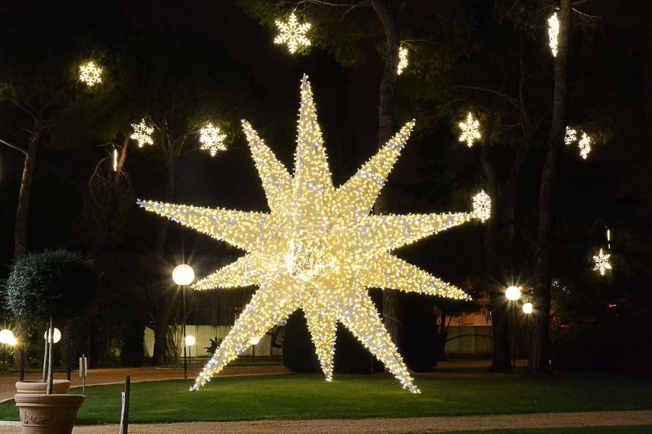 What Are the Most Popular Christmas Designs made with Fiberglass