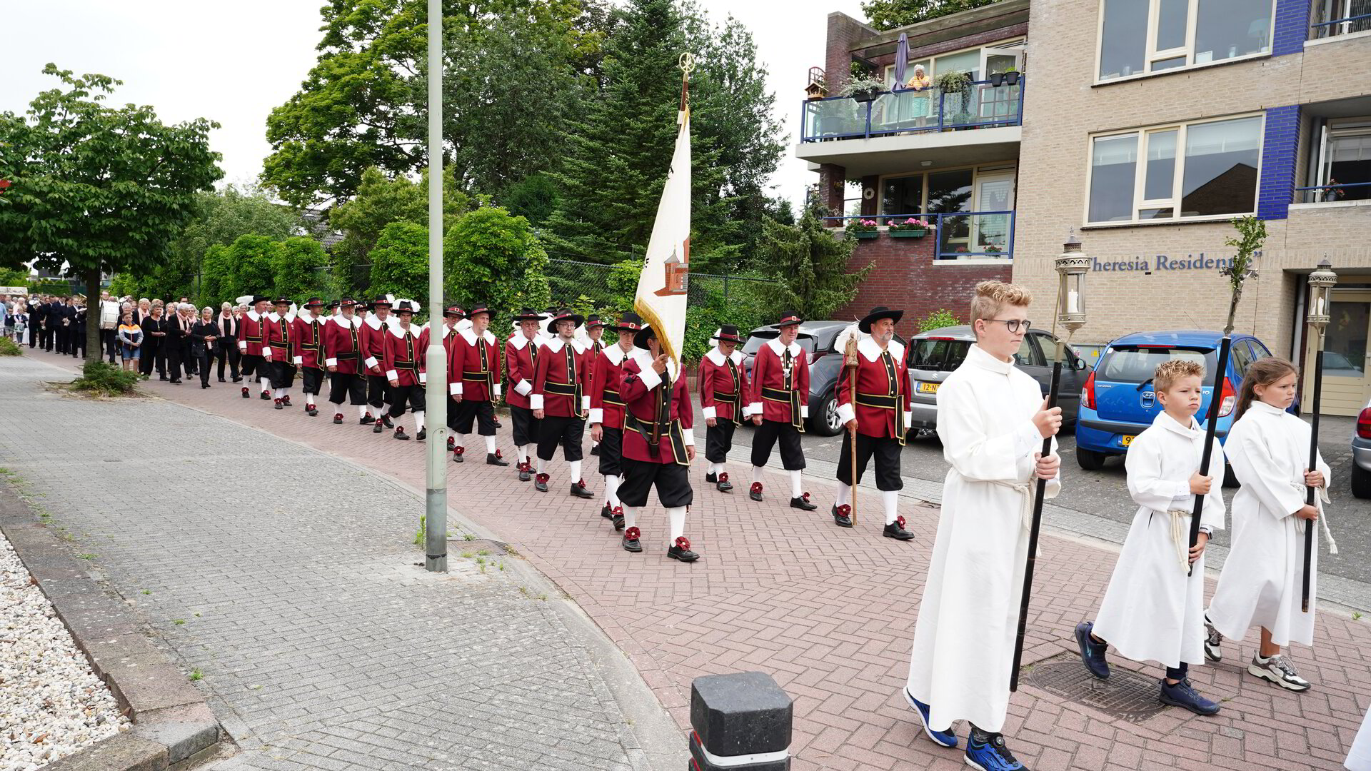Foto's van de feestelijke processie, Jubileumviering, gezellig samen ...