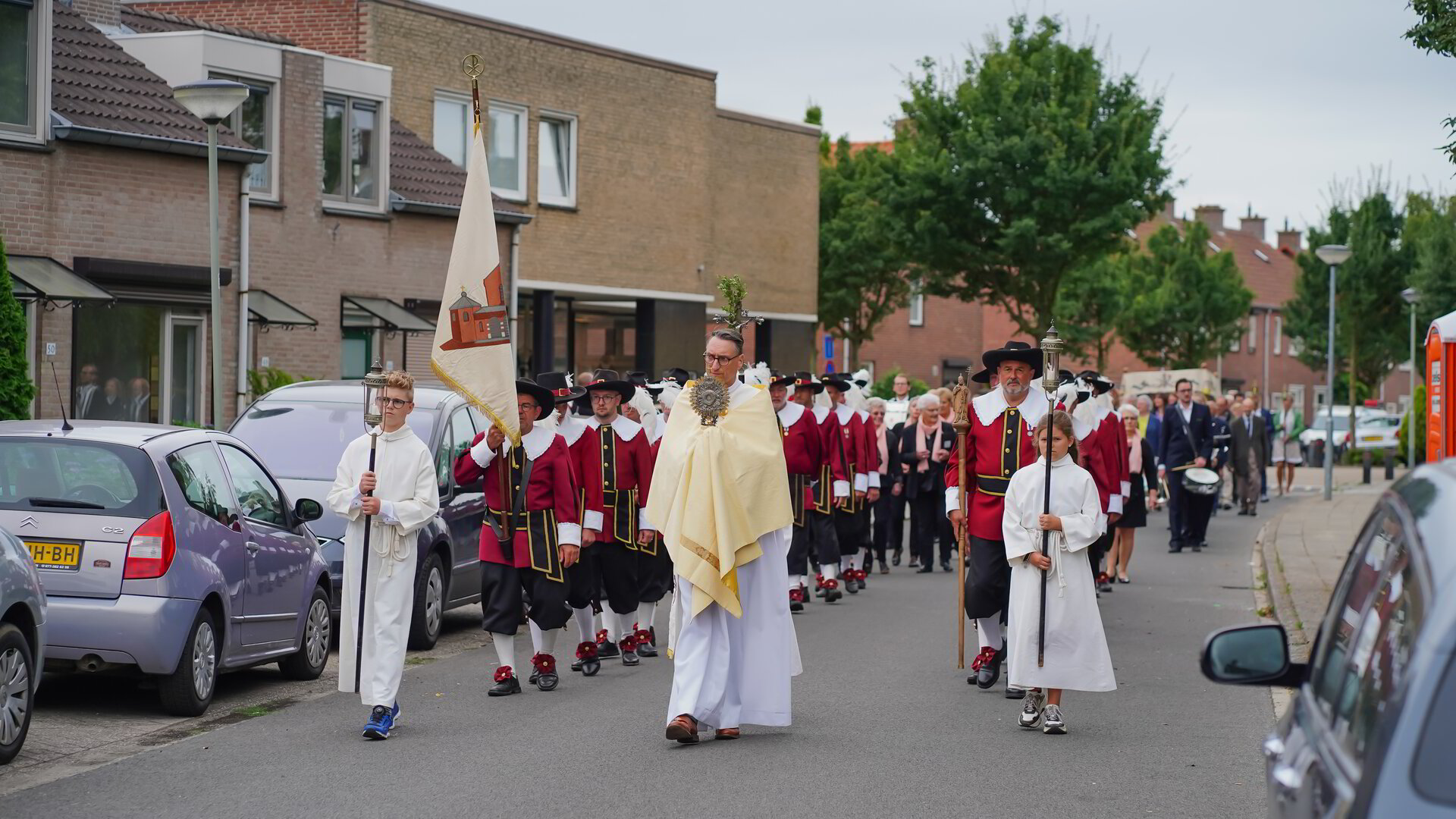 Foto's van de feestelijke processie, Jubileumviering, gezellig samen ...