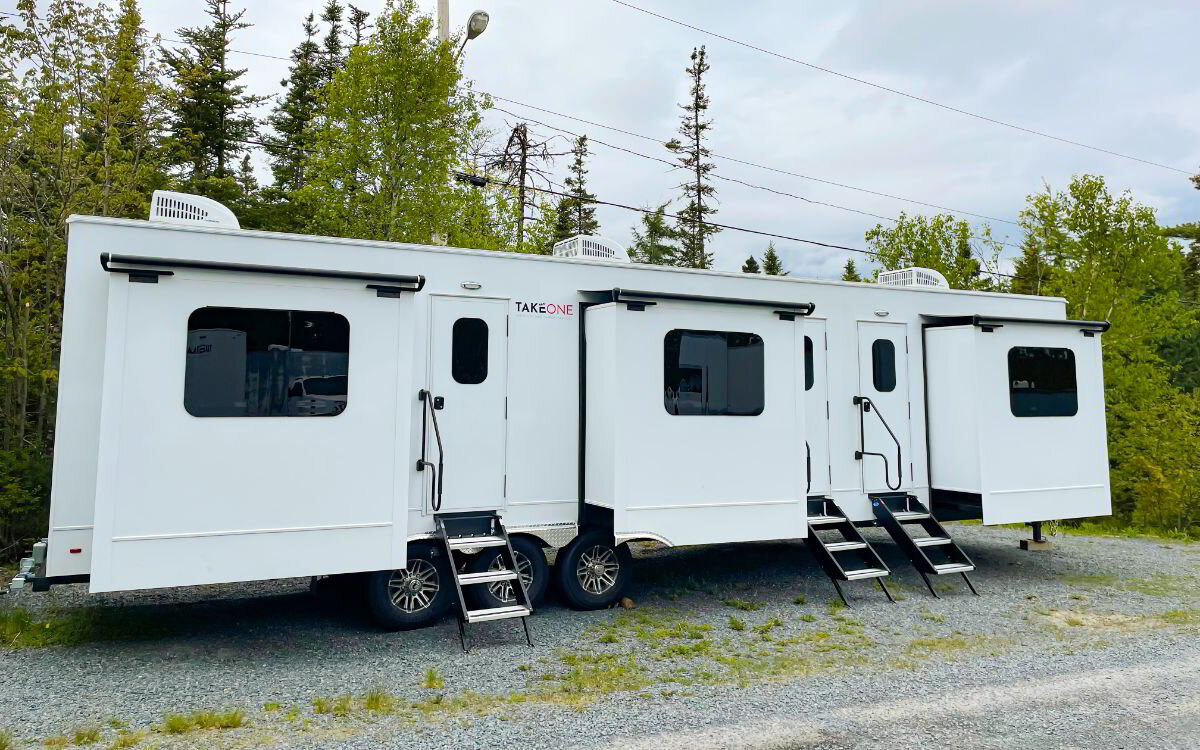 Luxury 3-Room Star Trailer w/ Slides | Unit 121 | 36’