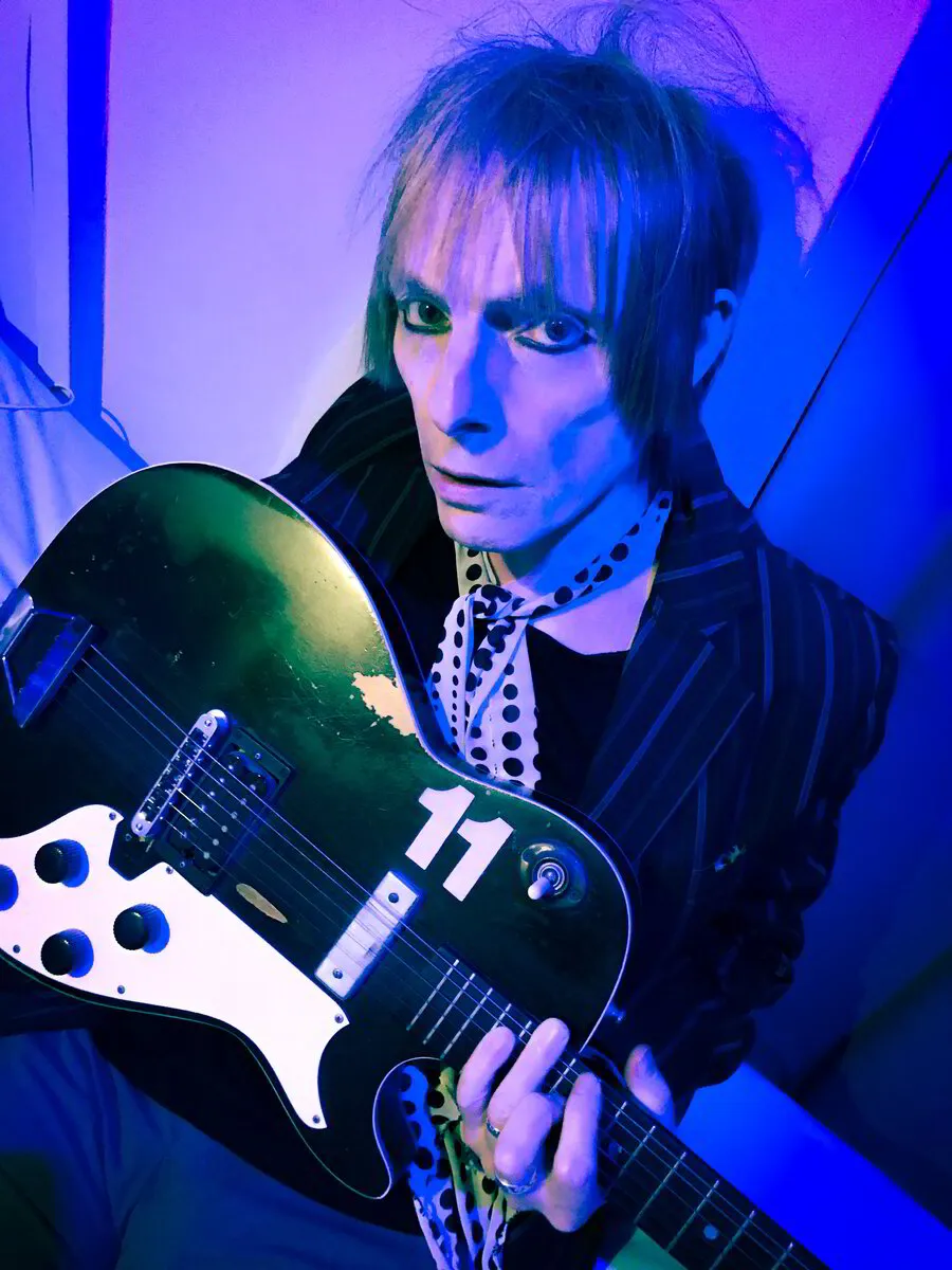 Alien Airforce - official home site of Daisy Chainsaw guitarist Crispin ...