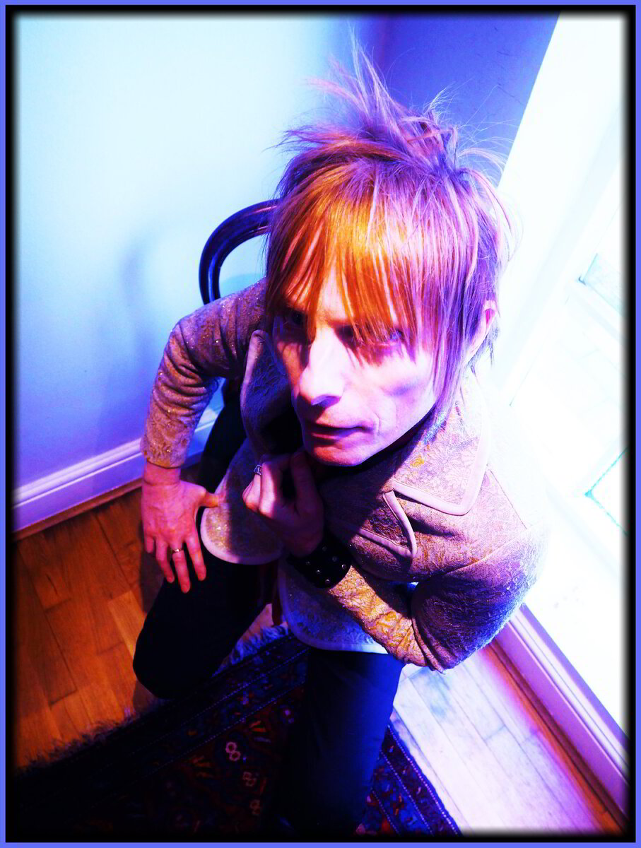 Ex-Daisy Chainsaw & Queenadreena guitarist website.