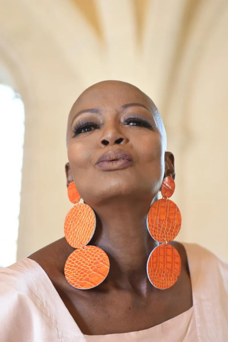 Rebecca Ayoko: Une Carrière de Mode Inoubliable