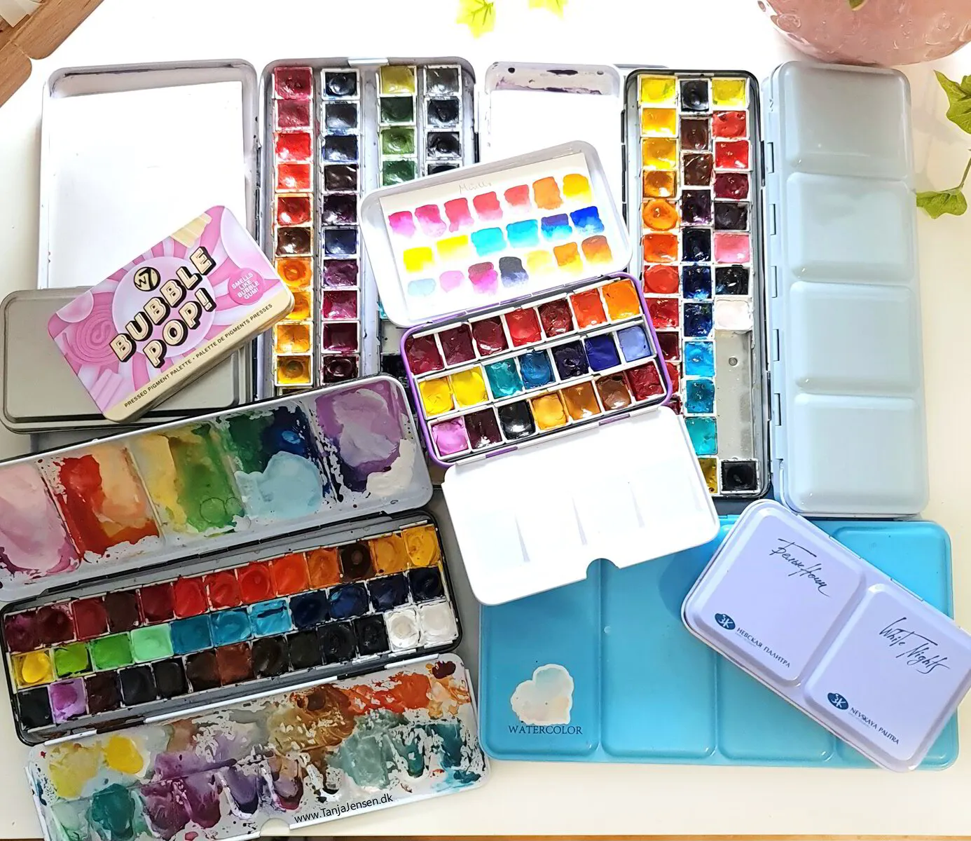 Setting up a watercolor palette Setting up a watercolor palette