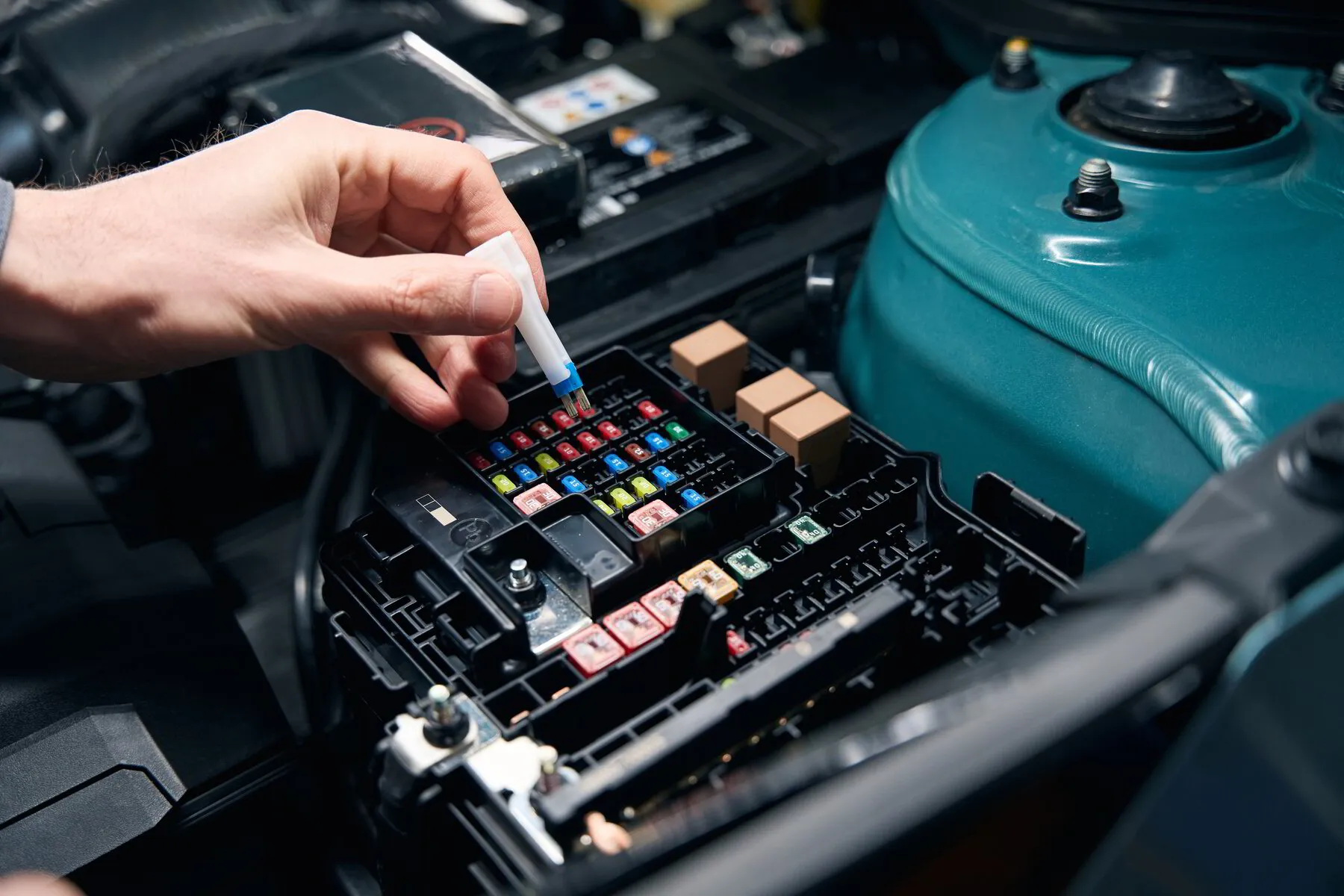 ¿Qué componentes forman parte del sistema eléctrico del automóvil?