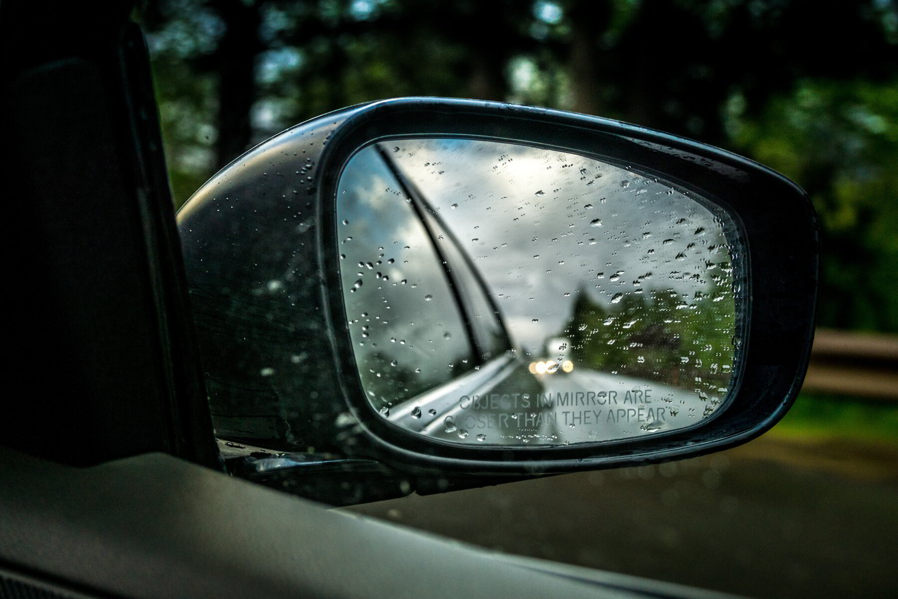 ¿Qué es un espejo retrovisor antiempañante y cómo funciona?