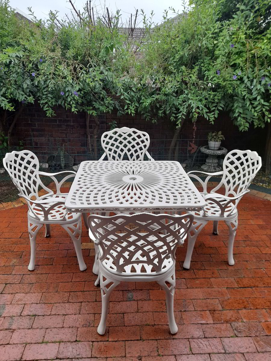 4-Seater Crystal set with 100x100cm square Crystal table