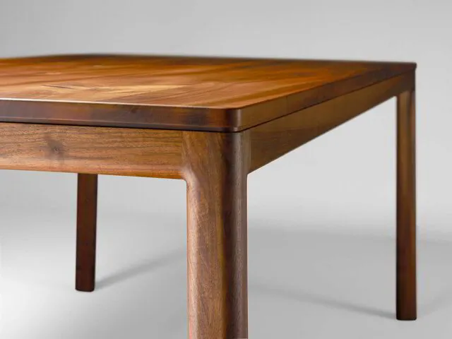 Schweizer Nussbaumtisch aus massivem Holz | solid.