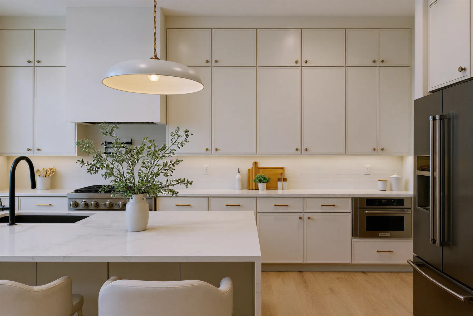 Slim Shaker Oatmeal Cabinets – Soft White Modern Cabinet Door Style